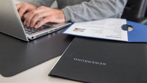 Erholung am Arbeitsmarkt Im Frühjahr 2022 Zahl der offen Stellen auf