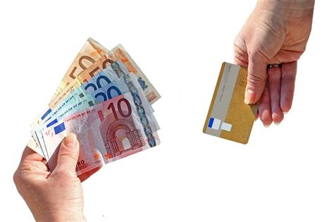 Conviene más usar tarjetas de débito o dinero en efectivo
