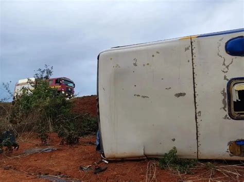 Ônibus que seguia de São Paulo para o Nordeste cai em ribanceira na BR