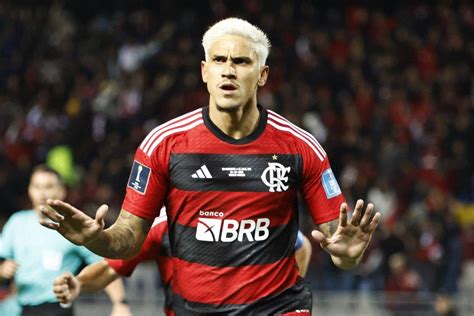 Pedro leva soco no rosto e presta queixa contra preparador físico do