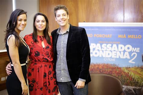 Foto Fábio Porchat e Miá Mello posam a apresentadora Bruna Scot