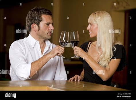 Model Released Mann Und Frau Sitzen Mit Wein An Der Bar Couple