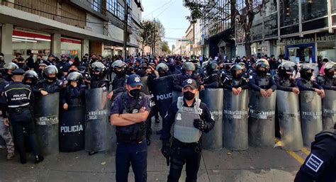 Enfrentamiento entre vendedores ambulantes y policías municipales en Toluca