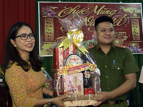 LÃNH ĐẠO HUYỆN XUYÊN MỘC THĂM CHÚC TẾT CÁC ĐƠN VỊ TRỰC ĐÊM GIAO THỪA