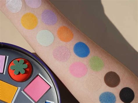 Unik Kara Beauty Rilis Makeup Palette Dalam Kemasan Kaleng Biskuit