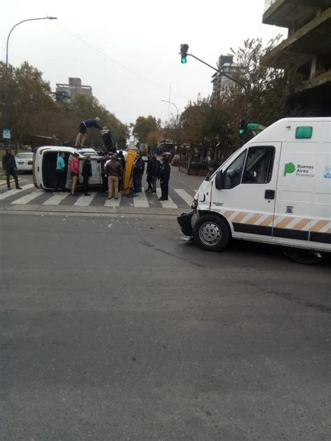 Impactante choque y vuelco en avenida San Martín