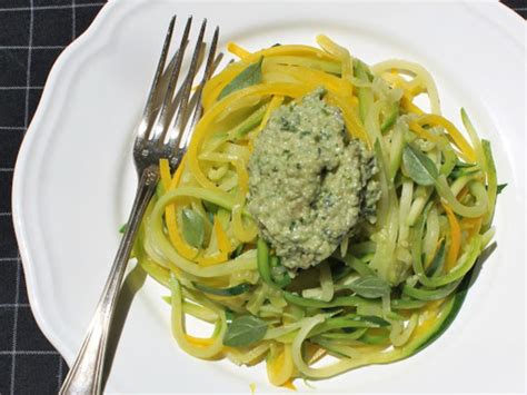 Spaghetti de courgettes ou courgetti au pesto végétal Recette