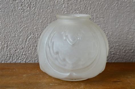 Vase boule en verre pressé moulé opalin L atelier Belle Lurette