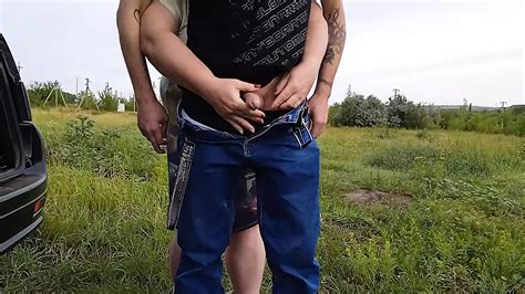 Stiefmutter Wichst Meinen Schwanz Zu Einem Cumshot Auf Dem Feld XHamster