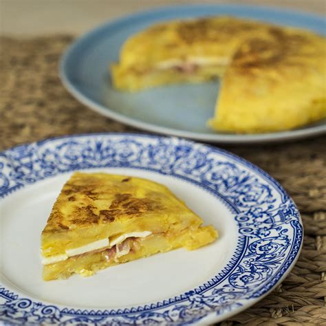Tortilla de patatas rellena de jamón y queso Receta Supermercados MAS