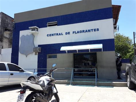 Dupla Suspeita De Roubar Carro Agredida No Bairro Da Santa L Cia Em