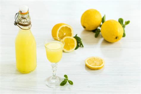 Przepis na cytrynówkę Zobacz jak zrobić leczniczą nalewkę cytrynową