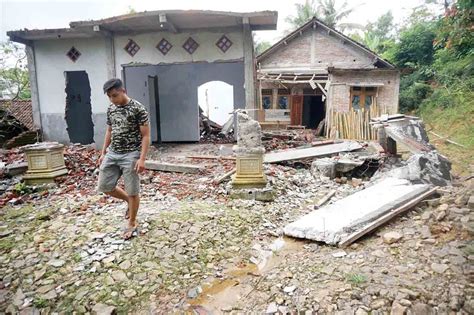 FOTO 14 Rumah Retak Dan Roboh Akibat Bencana Tanah Gerak Di Trenggalek