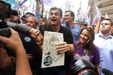 Rodrigo Garcia faz caminhada no centro de SP em 1º ato da campanha