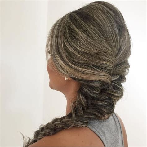 30 penteados para madrinhas de casamento para você se inspirar O que