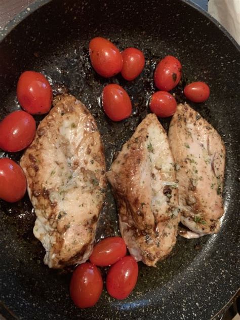 Piept De Pui La Cuptor Cu Mozzarella Rosii Cherry Si Busuioc Pui