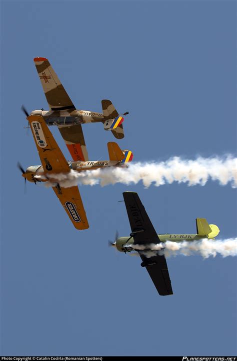 YR UAA Iacarii Acrobati Yakovlev Yak 52 Photo by Cǎtǎlin Cocîrlǎ