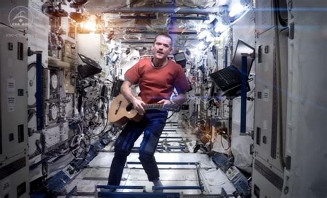 Video Chris Hadfield Sings David Bowie In Space Upi