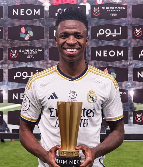 Vinícius Júnior faz três no 1º tempo e Real Madrid conquista Supercopa