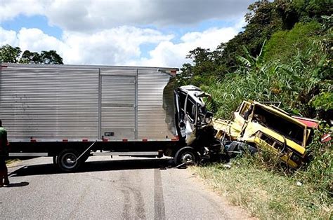 FOTOS IMAGENS Colisão frontal entre dois carros Blog do Levany Júnior