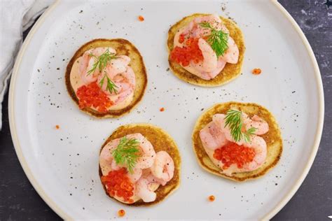 Blinis med rejer Opskrift på nem forret med rejer og kaviar