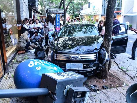 G1 Carro invade calçada e atropela duas pessoas na Oscar Freire em