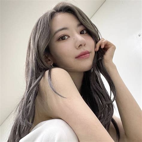 Sakura Lesserafim Selca Kpop Girl Groups Korean Girl Groups Kpop