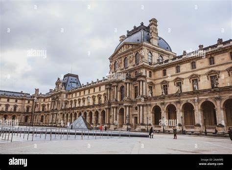 El Museo del Louvre es el museo de arte más grande del mundo y un