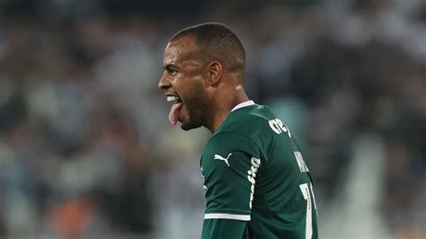Palmeiras encaminha renovação de contrato do lateral Mayke palmeiras ge