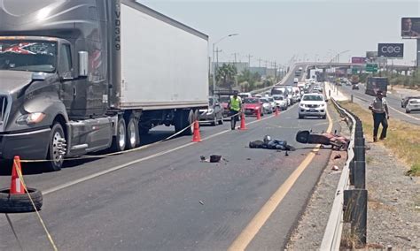 Muere motociclista al chocar con tráiler cerca del aeropuerto
