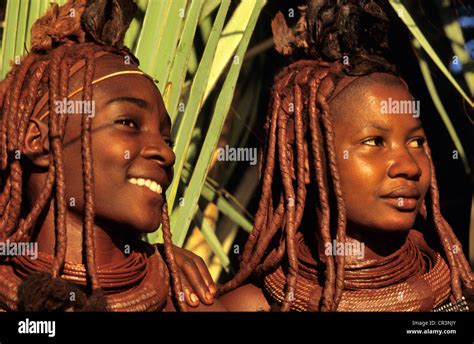 Filles himba Banque de photographies et dimages à haute résolution Alamy