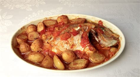 Pargo Assado no Forno À mesa a Ziza Cem cores mil sabores