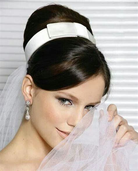 Un Hermoso Peinado Alto Para Lucir El Vestido Wedding Bridal Veils