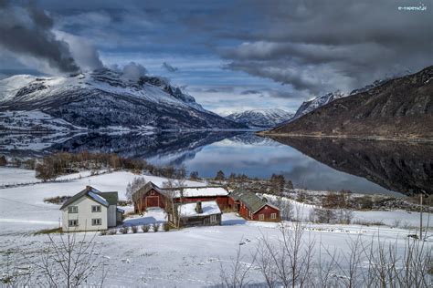 Jezioro Drzewa Góry Śnieg Zima Domy Norwegia Valdres