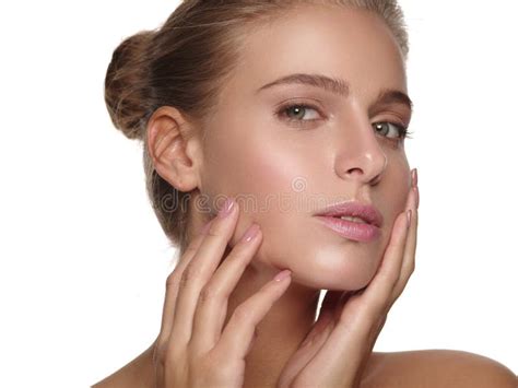 Portrait D Une Jeune Fille Avec La Peau Rougeoyante Pure Saine Lisse