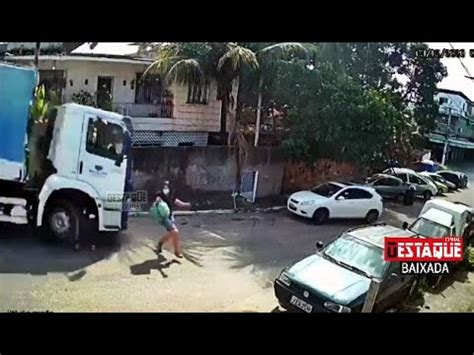 Caminhão perde freio atinge carros e mulher escapa de ser atropelada