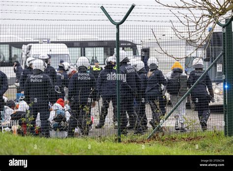 La policía y los manifestantes fotografiados durante un fin de semana