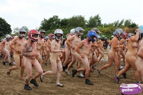 Film Aalten Video En Foto S Zwarte Cross Naked Run