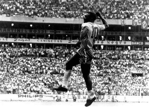 Quantos gols Pelé tem na carreira Entenda contagem oficial da
