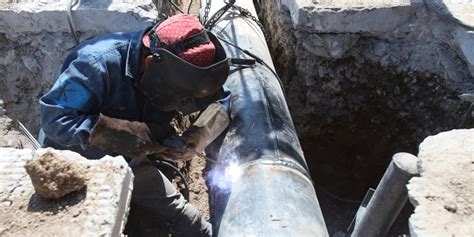 Continúan reparación de tuberías de drenaje y agua potable en CDMX