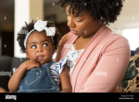 M Re Qui Console Son Enfant Banque De Photographies Et Dimages Haute