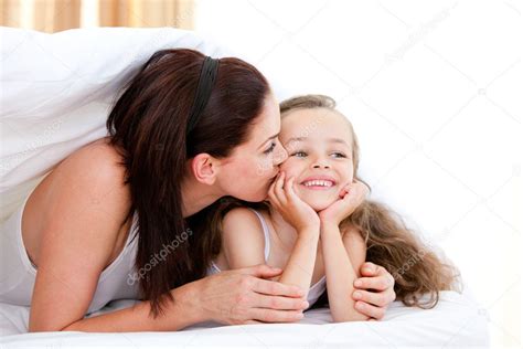 Attenta Madre Che Bacia Sua Figlia Foto Stock Foto Immagini