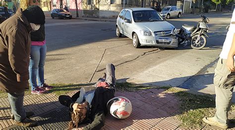 Joven herido al colisionar la moto con un auto Diario El Telégrafo