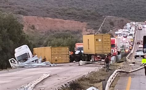 Accidente Arco Norte volcadura e incendio de tractocamión genera caos vial