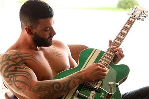 Sertanejo Gusttavo Lima Faz Pose Ousada E Ostenta Volume Exagerado Em