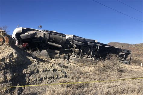 Trailero Dormita Y Vuelca En La Carretera Saltillo Monclova