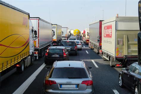 Nowy zakaz wyprzedzania dla ciężarówek o czym powinni wiedzieć