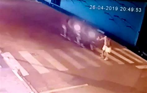 Câmera de segurança flagra idosa de 81 anos sendo atropelada por moto
