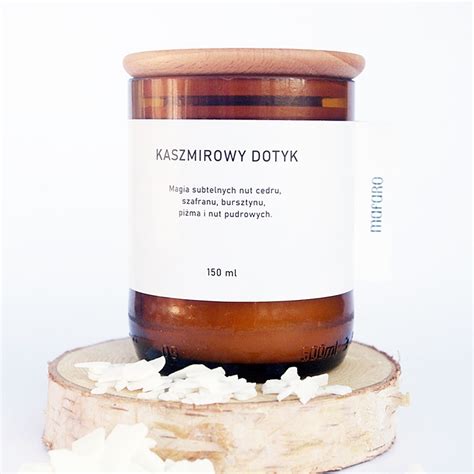 Świeca sojowa z drewnianym knotem o zapachu kaszmiru MADLENN perfumy