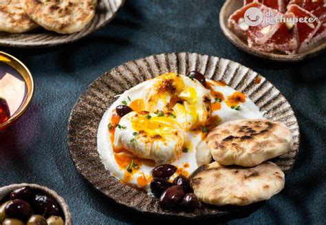 Huevos turcos o çilbir Receta del desayuno turco paso a paso De